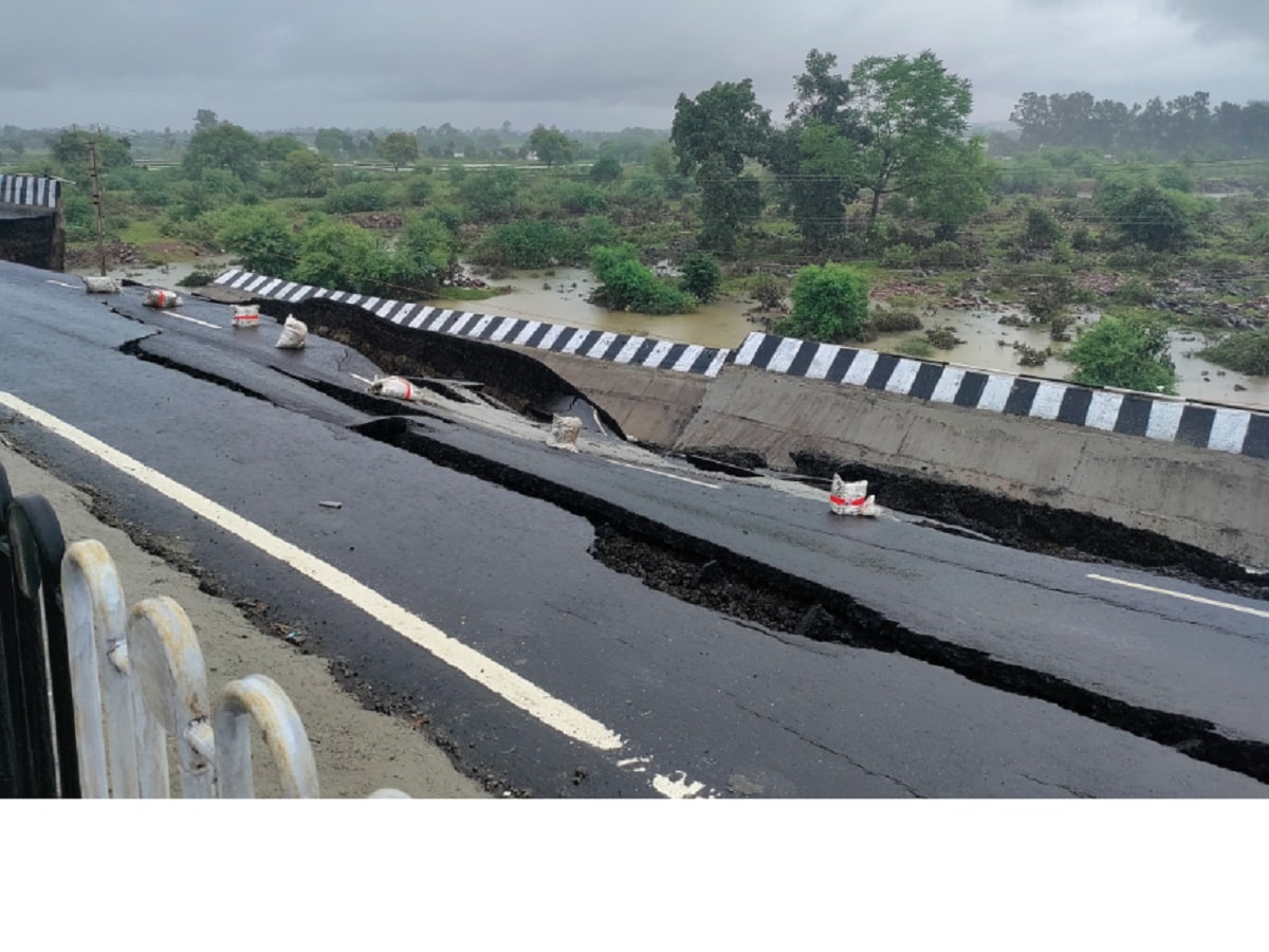 भारी बारिश के कारण NH 46 पर मंडीदीप के पास पुल धंसा, डेढ़ साल पहले बना ...