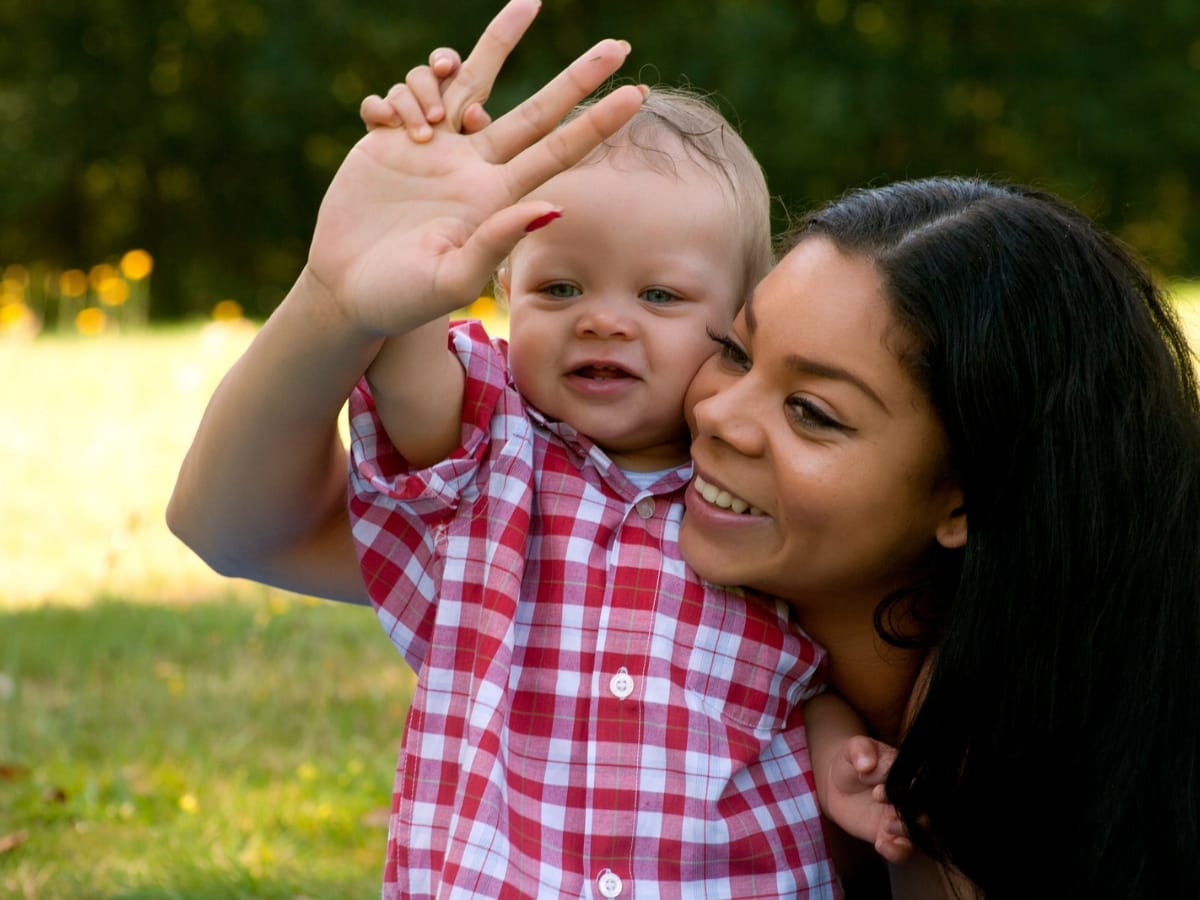 किस एज में हाथ हिलाना शुरू करता है बच्चा? सभी पैरेंट्स को जाननी चाहिए ...