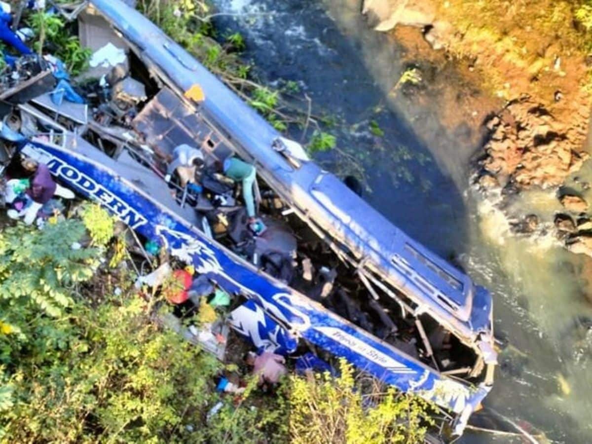 केन्या में बड़ा हादसा, यात्रियों से खचाखच भरी बस खाई में गिरी, 30 लोगों ...