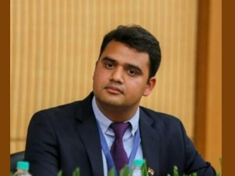 अब इटावा के डीएम की फोटो के जरिये लोगों को ठगने मे जुटे साइबर अपराधी - now cyber thief are ...