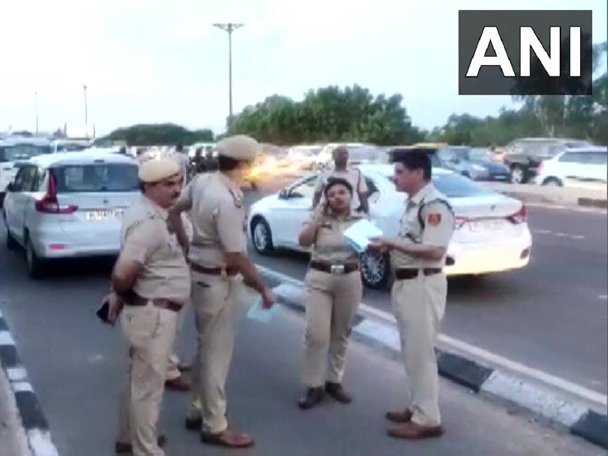 लाजपत नगर में बाइक सवार बदमाशों ने झोंकी मिर्ची, 40 लाख रुपये से भरी ...