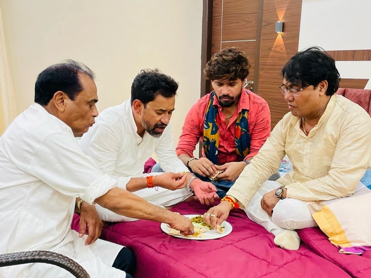 Nirahua Photo: निरहुआ के घर दिखा भाई-भाई का प्यार, भाइयों संग एक ही ...