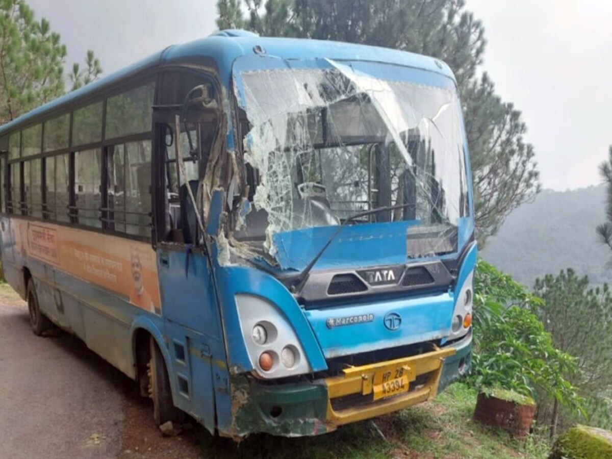शिमला में बड़ा हादसाः सड़क से नीचे खाई में गिरी एचआरटीसी की बस 20