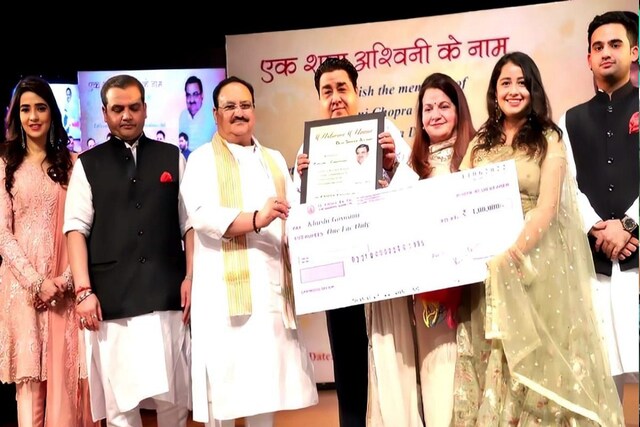 Noida: पीएम नरेंद्र मोदी को राखी बांधने वाली खुशी गोस्वामी ने गायकी में ...