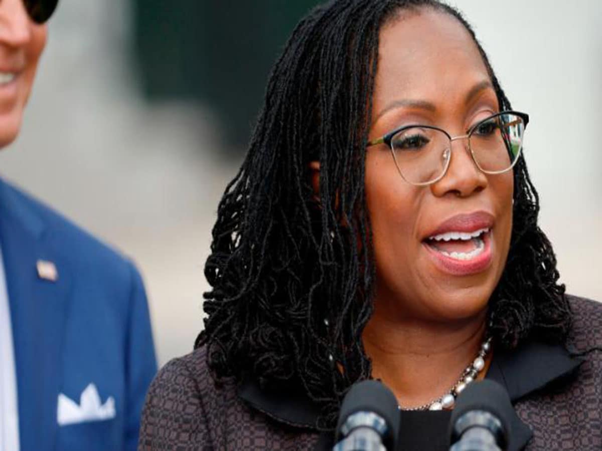 ब्राउन जैक्सन बनी अमेरिका की पहली अश्वेत महिला न्यायाधीश, गुरुवार को ली ...