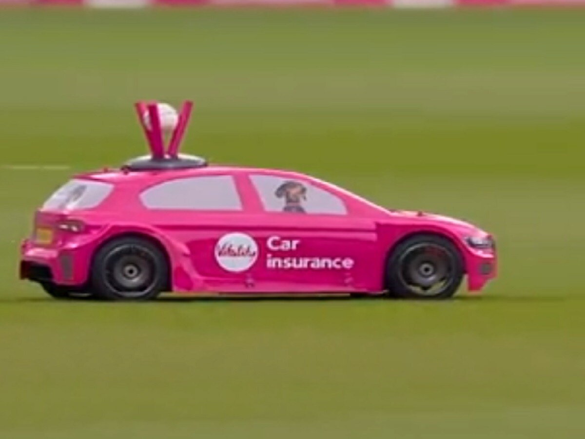 VIDEO: जब मैच के दौरान मैदान पर आई कार तो खिलाड़ी भी रह गए हक्के-बक्के ...