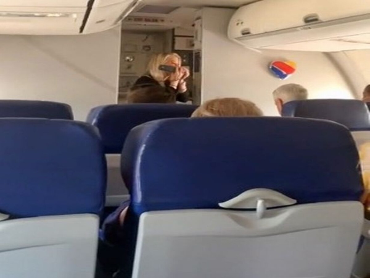 सुबह-सुबह प्लेन के स्पीकर पर गाना गाने लगी एयरहोस्टेस, बेसुरी आवाज सुन ...