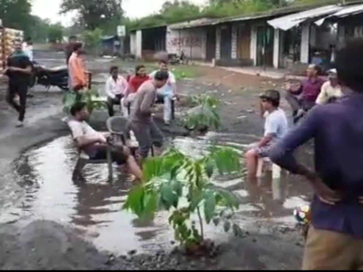 VIDEO: बारिश के पानी से भरे गड्ढे में बैठकर लोगों ने की पार्टी, सड़क पर ...