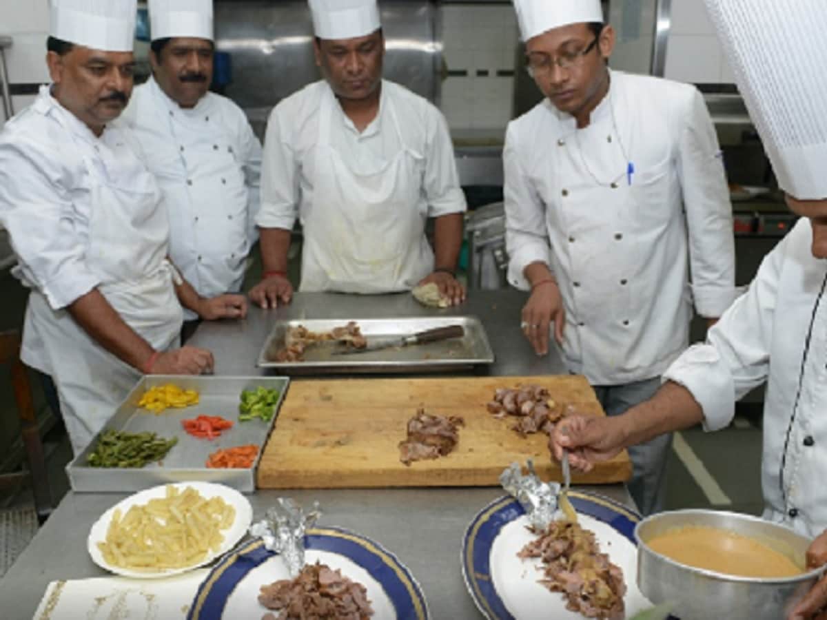 कौन बनाता है राष्ट्रपति और उनके मेहमानों का खाना, कैसी है पहले नागरिक ...