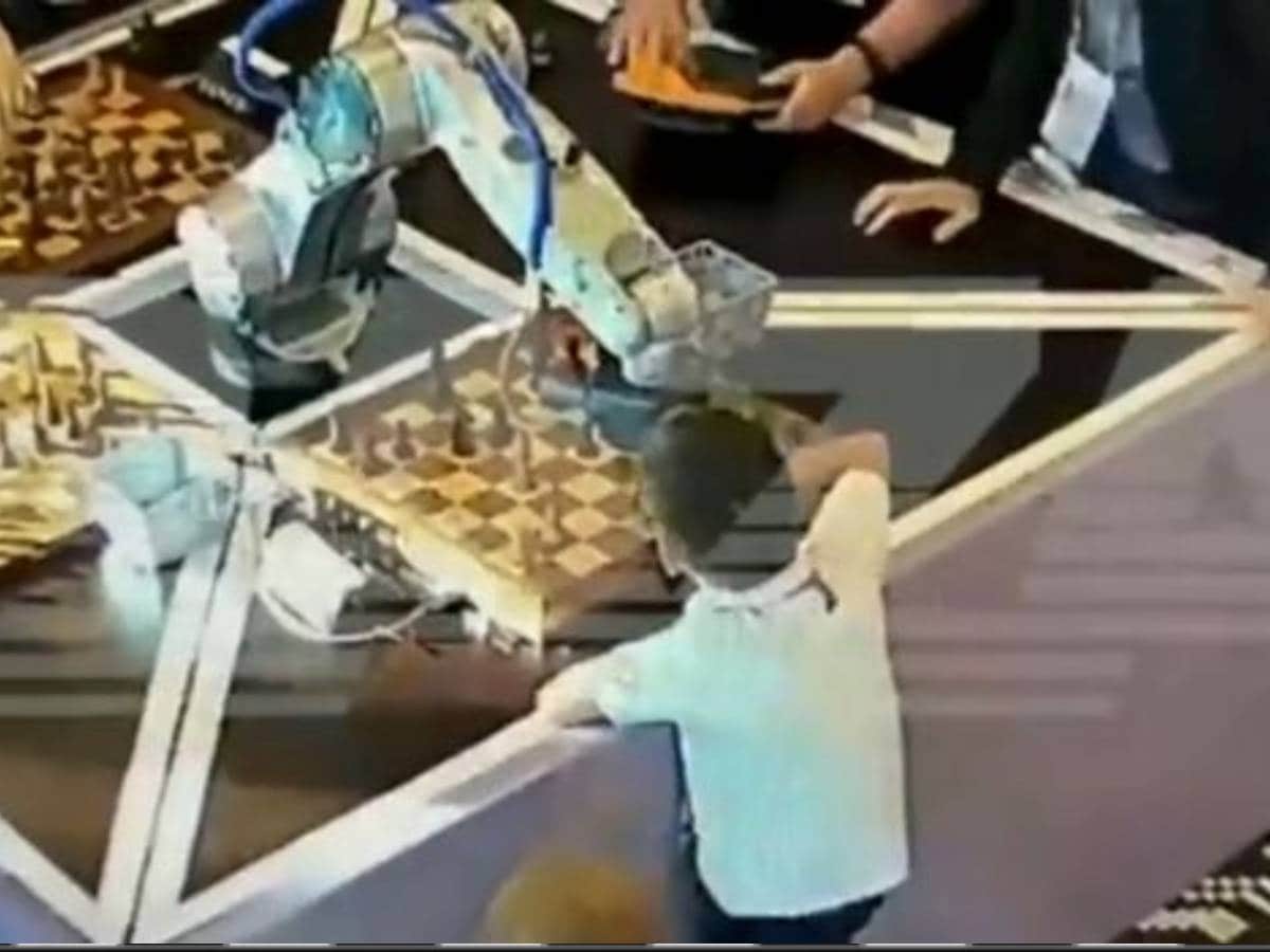 रोबोट के साथ शतरंज खेल रहा था बच्चा, अचानक मशीनी दैत्य ने तोड़ दी लड़के ...