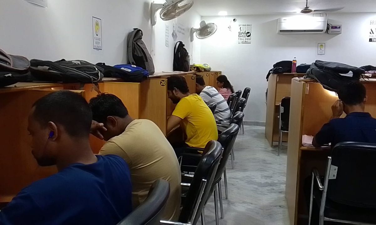 Prayagraj: प्रतियोगी परीक्षाओं की तैयारी का नया ठिकाना बनी डिजिटल ...