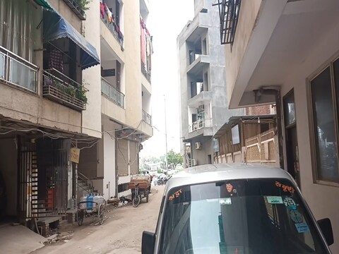 NOIDA: दहशत में जी रहे हैं सेक्टर-44 के लोग, महिलाएं और बच्चे हैं सबसे ...