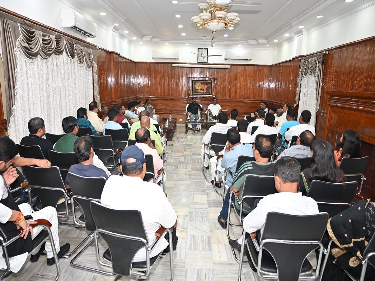 झारखंड में जारी सियासी हलचल के बीच हेमंत सोरेन ने विधायकों को चाय पर ...