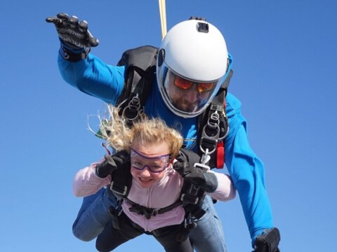 6 साल की बच्ची ने किया कमाल, 12 हजार फीट की ऊंचाई पर उड़ रहे प्लेन से ...