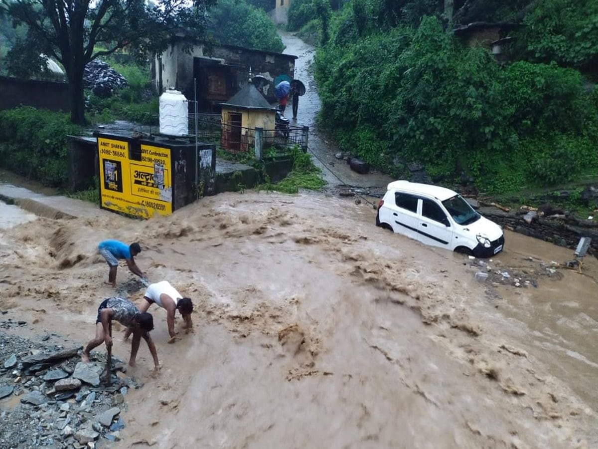 Heavy Rain in Himachal: डलहौजी में फ्लैश फ्लड दो गाड़ियां बहीं, 37 घर ...