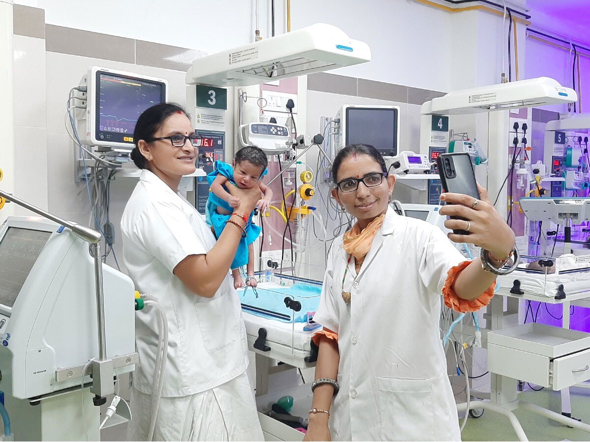 कटीली झाड़ियों में मिली थी नवजात, अस्पताल पहुंचते ही बन गई परी ...