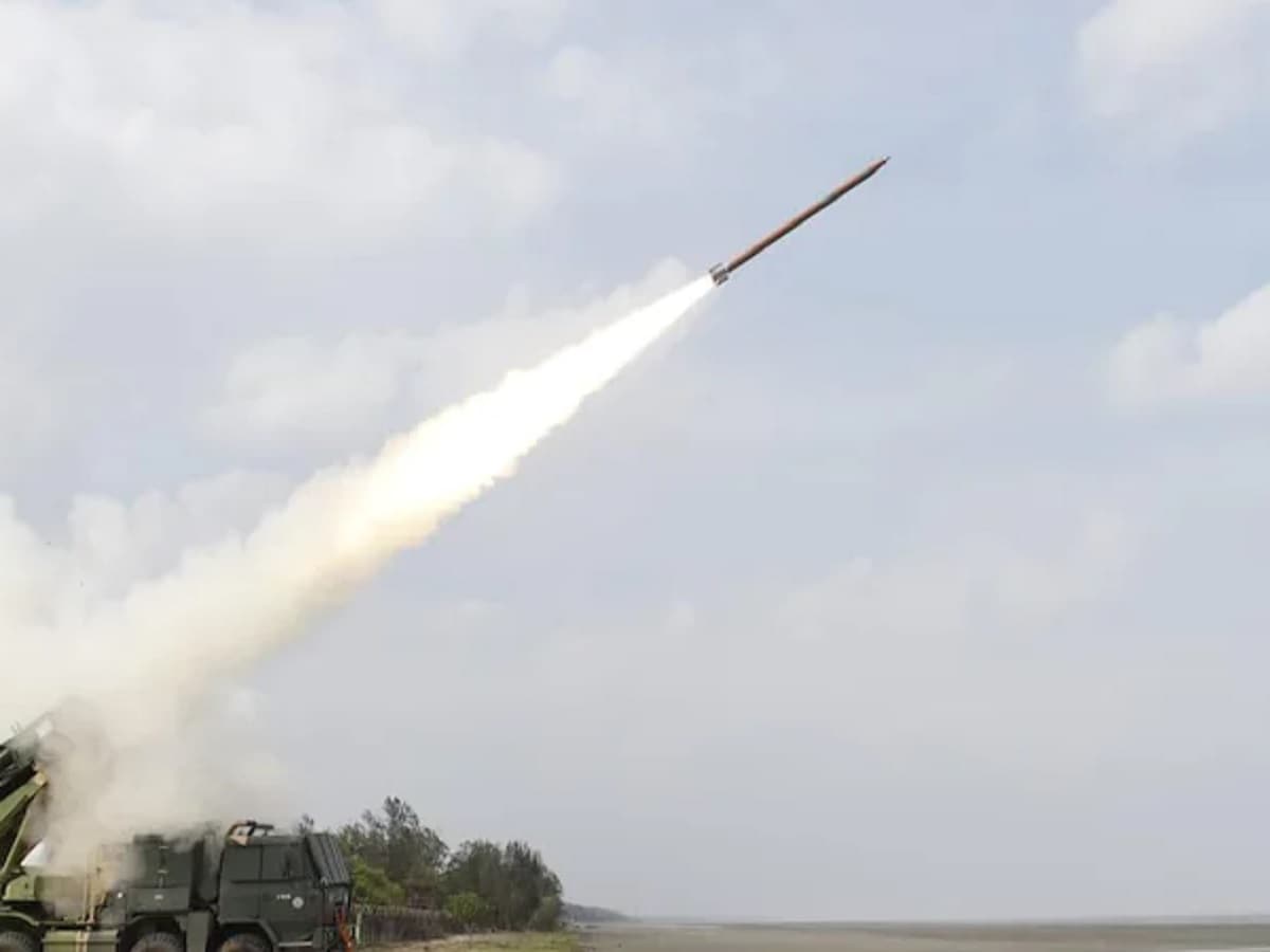 DRDO और नौसेना की कामयाबी, जमीन से हवा में मार करने वाली मिसाइल का सफल ...