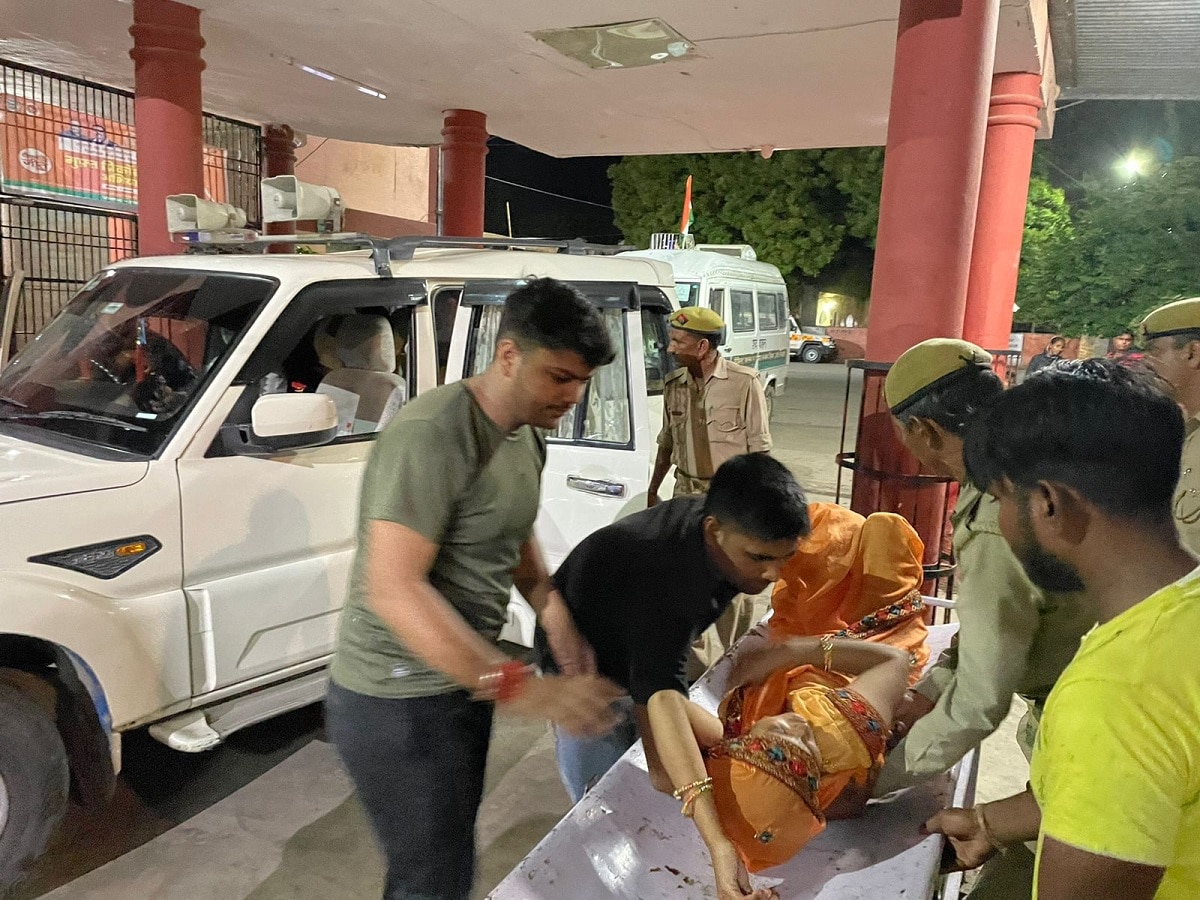 यूपी: सड़क पर बीमारी से तड़प रहे दंपति के लिए जब 'मसीहा' बनकर आए DM ...