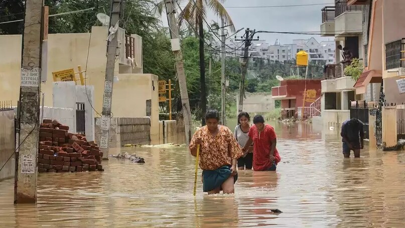 Karnataka Rain Photos: हाइवे नदी में तब्दील, देखिए कर्नाटक में बारिश की ...