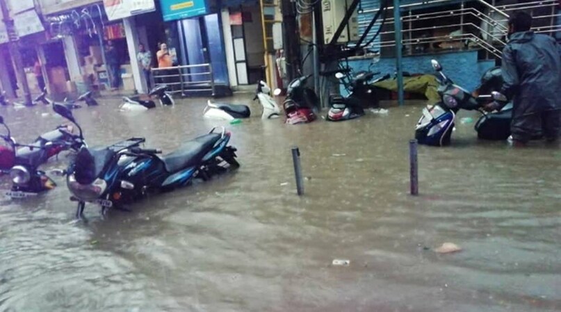 Karnataka Rain Photos: हाइवे नदी में तब्दील, देखिए कर्नाटक में बारिश की ...