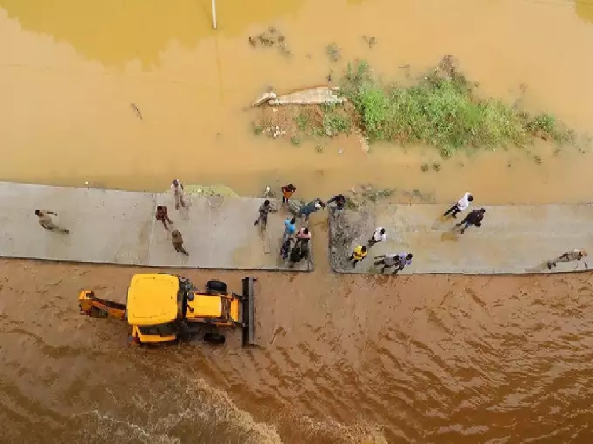 Karnataka Rain Photos: हाइवे नदी में तब्दील, देखिए कर्नाटक में बारिश की ...