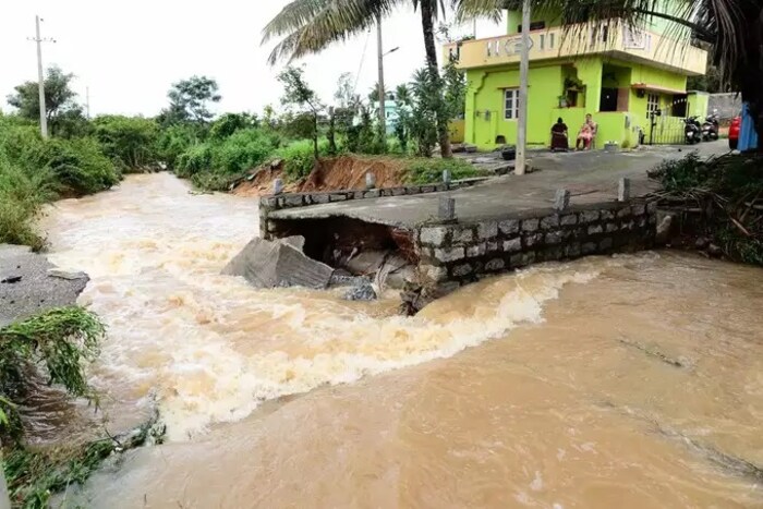Karnataka Rain Photos: हाइवे नदी में तब्दील, देखिए कर्नाटक में बारिश की ...