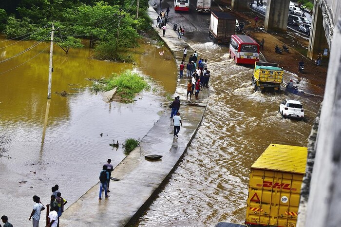 Karnataka Rain Photos: हाइवे नदी में तब्दील, देखिए कर्नाटक में बारिश की ...