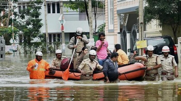 Karnataka Rain Photos: हाइवे नदी में तब्दील, देखिए कर्नाटक में बारिश की ...