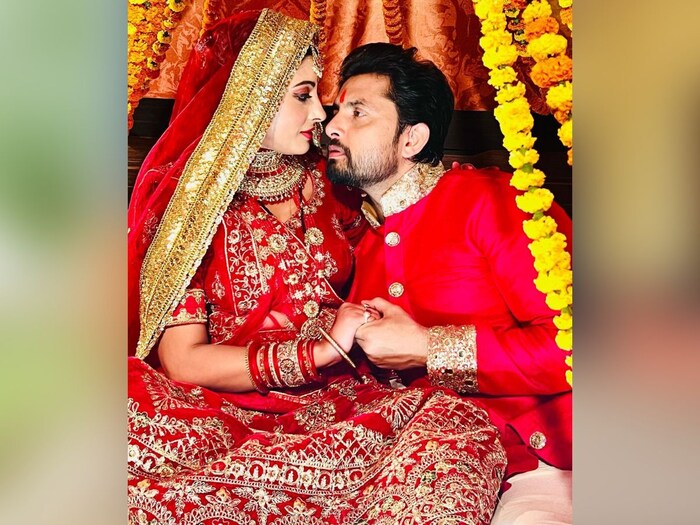 Pics: दुल्हन के जोड़े में बैठी एक्ट्रेस संग रोमांटिक हुए मोनालिसा के ...