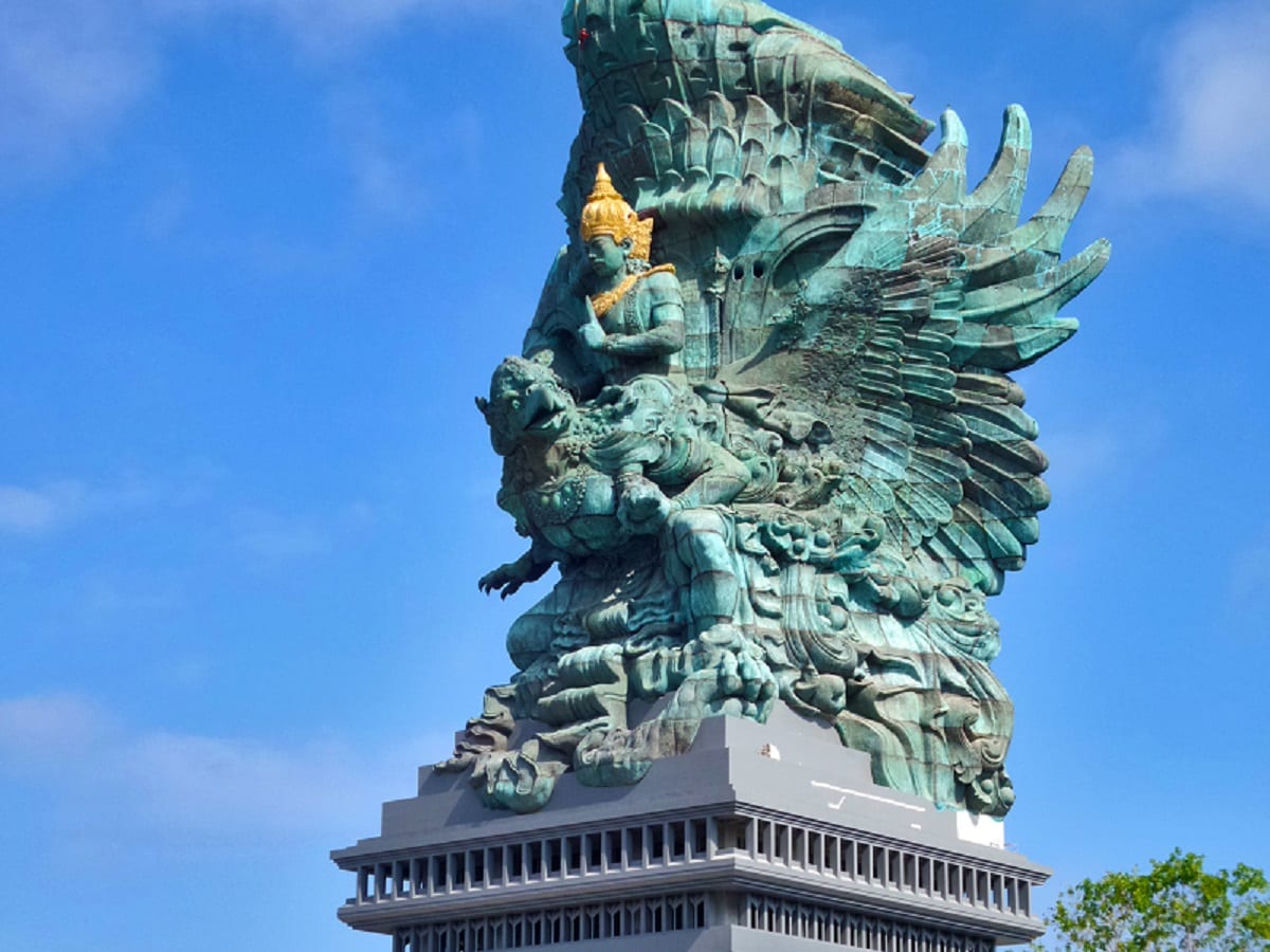 किस मुस्लिम देश में गरुड़ पर सवार है भगवान विष्णु की 75 मीटर ऊंची ...