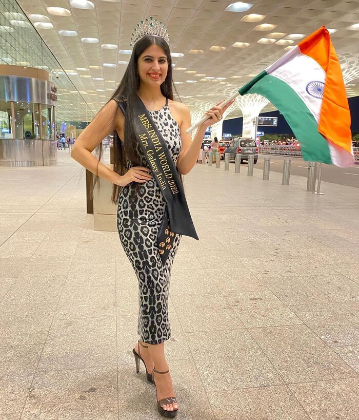 Pics कैप्टन चाहत दलाल ने जीता Mrs Galaxy 2022 का खिताब भारत पहुंचते