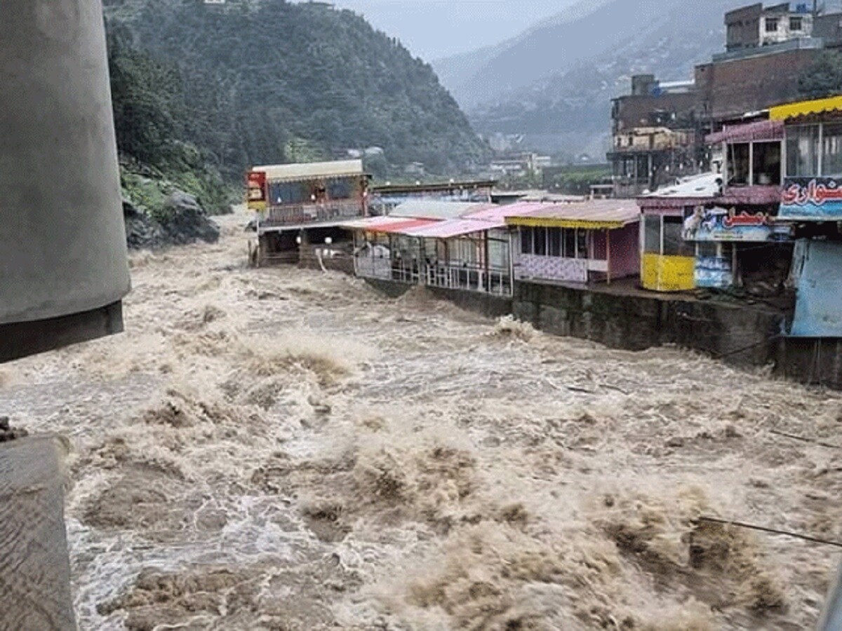 पाकिस्तान के आधे हिस्से में बाढ़ का कहर, 982 मरे, 6.8 लाख घर तबाह, सेना ... पाकिस्तान के आधे हिस्से में बाढ़ का कहर, 982 मरे, 6.8 लाख घर तबाह, सेना ...