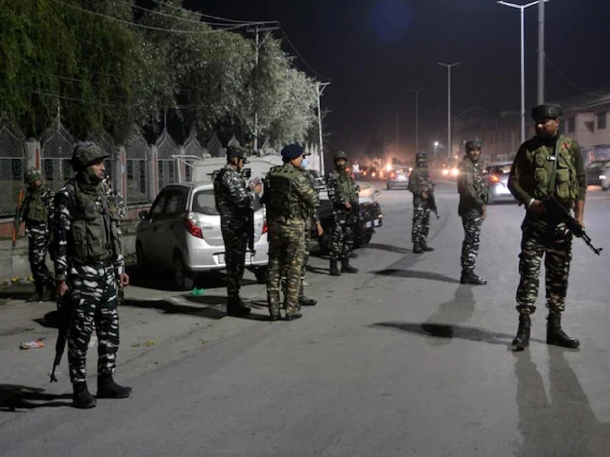 जम्मू-कश्मीर: श्रीनगर में डल झील के किनारे मुगल गार्डन के पास ग्रेनेड ...