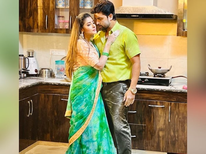 Photos: कभी बुलेट पर साथ तो कभी निरहुआ की एक्ट्रेस के इतने करीब दिखे ...