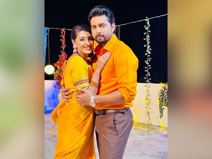 Photos: कभी बुलेट पर साथ तो कभी निरहुआ की एक्ट्रेस के इतने करीब दिखे ...