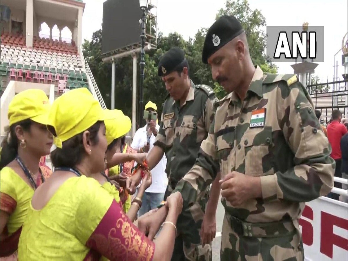 रक्षाबंधन स्पेशल : देश के प्रहरियों को महिलाओं ने राखी बांध उनका ...