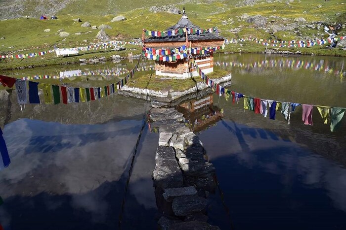 PICS: हिमाचल में दुनिया का सबसे ऊंचा कृष्ण मंदिर, 15 किमी की पैदल ...