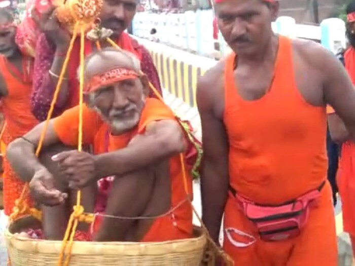 माता-पिता को बाबा भोलेनाथ का दर्शन कराने कांवड़ पर लेकर चल पड़े 3 भाई ...