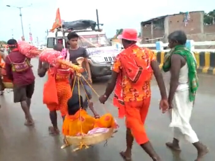 माता-पिता को बाबा भोलेनाथ का दर्शन कराने कांवड़ पर लेकर चल पड़े 3 भाई ...
