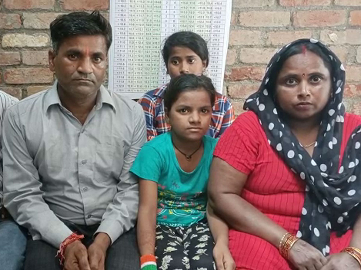 UP News: तिरंगा बांटने पर गरीब परिवार को मिली सिर कलम करने की धमकी - a ...