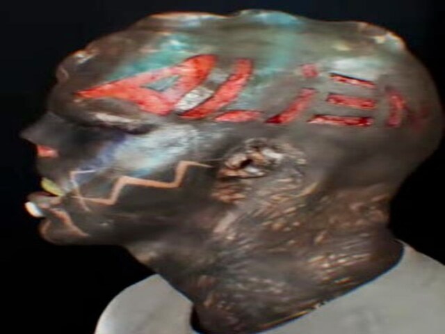 सिर से पांव तक काली स्याही में रंगा है ये शख्स, अब माथे को कटवाकर ...