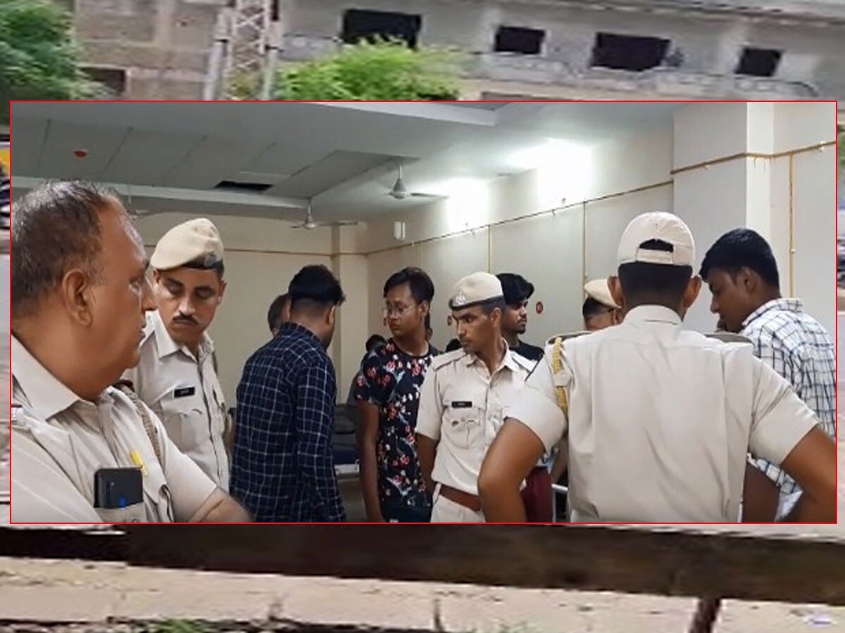 बीच सड़क पर युवक की बेरहमी से की पिटाई, जमकर बरसाए लाठी-डंडे, वीडियो ...