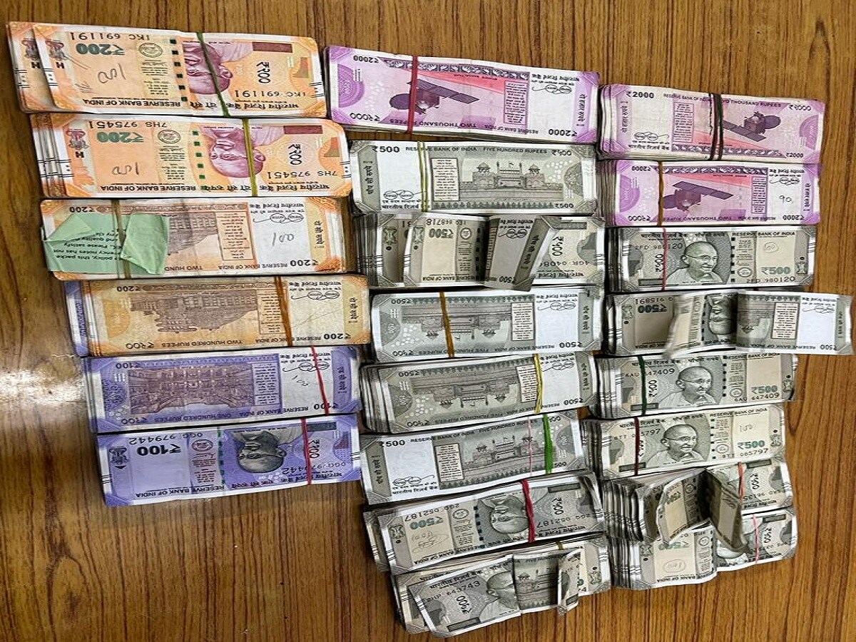 पंजाबः 12 लाख रिश्वत के साथ पकड़ाया मोटर इंस्पेक्टर और एजेंट, वाहनों के ...