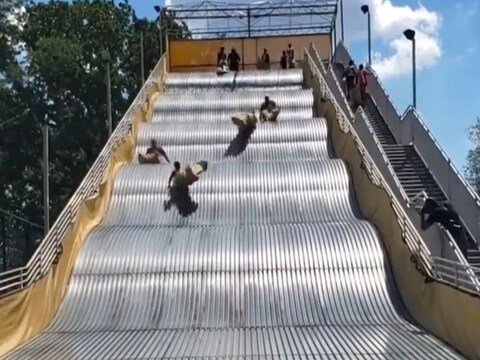 खुलते ही बंद हो गया अमेरिका का सबसे बड़ा स्लाइड, बच्चों को हवा में उछाल ...