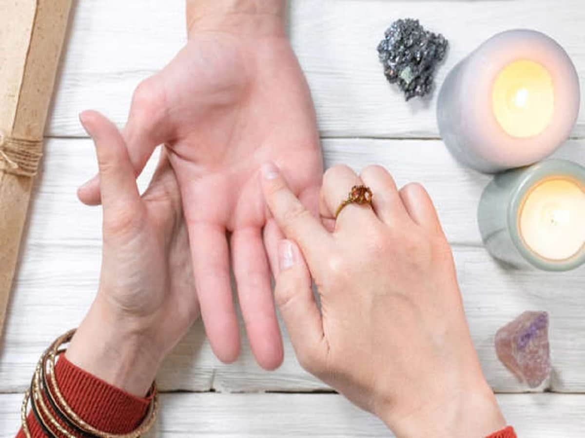 नौकरी और बिजनेस में तरक्की दिलाती है हाथों की ये रेखा, ज्योतिष से जानें ...