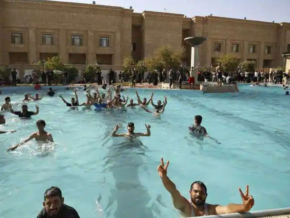 इराक: राष्ट्रपति भवन पर हमले के बाद प्रदर्शनकारियों ने स्विमिंग पूल में ...