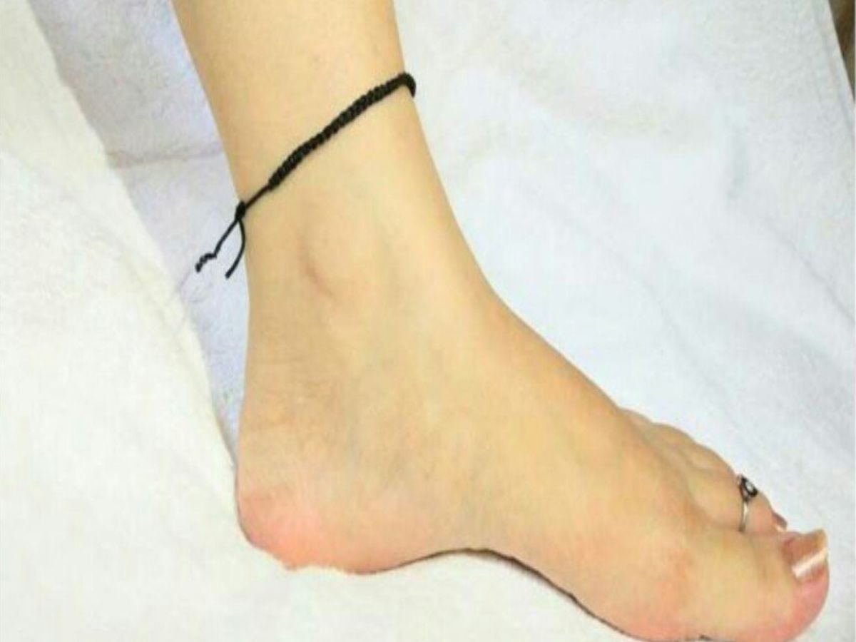 पैर में क्यों बांधा जाता है काला धागा? जान लें इसका धार्मिक महत्व ...