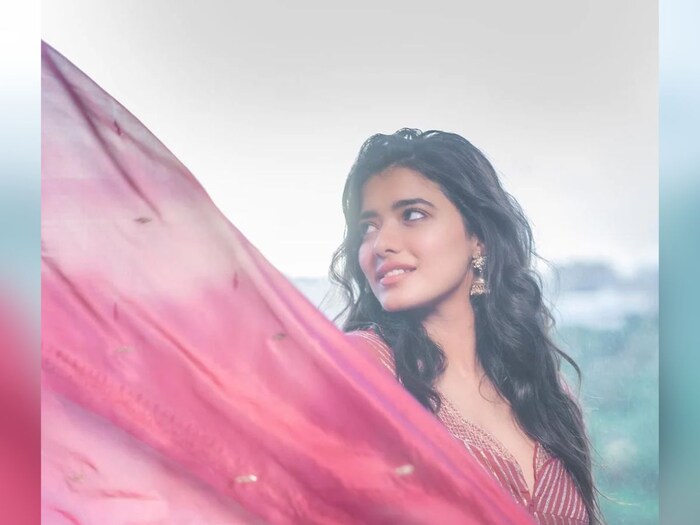 PICS: Liger फेम डायरेक्टर के बेटे संग बोल्ड सीन से तहलका मचाने वाली ...