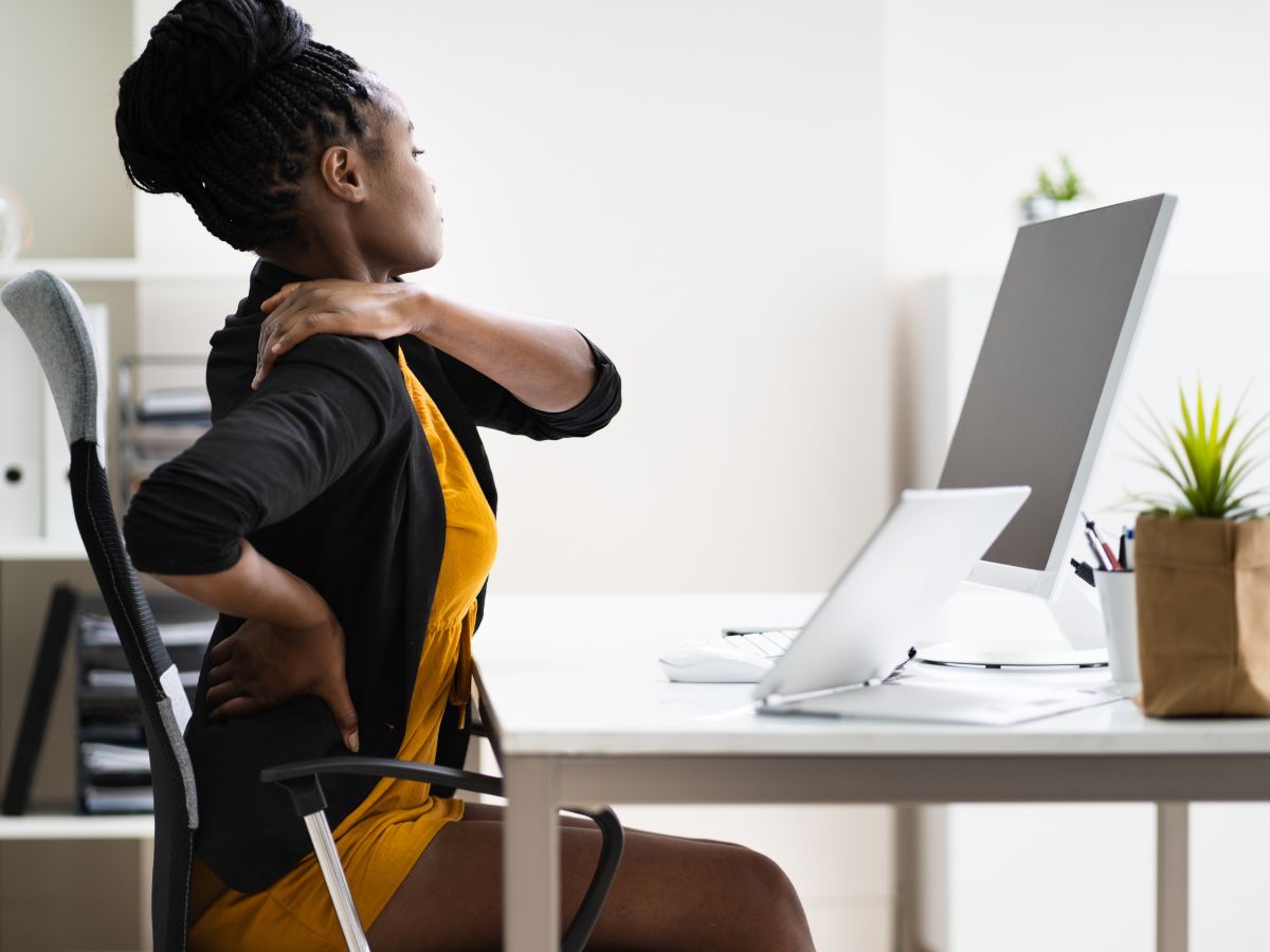 डेस्क वर्क की वजह से कमर की हो गई है हालत खराब? इन तरीकों से रखें दर्द ...