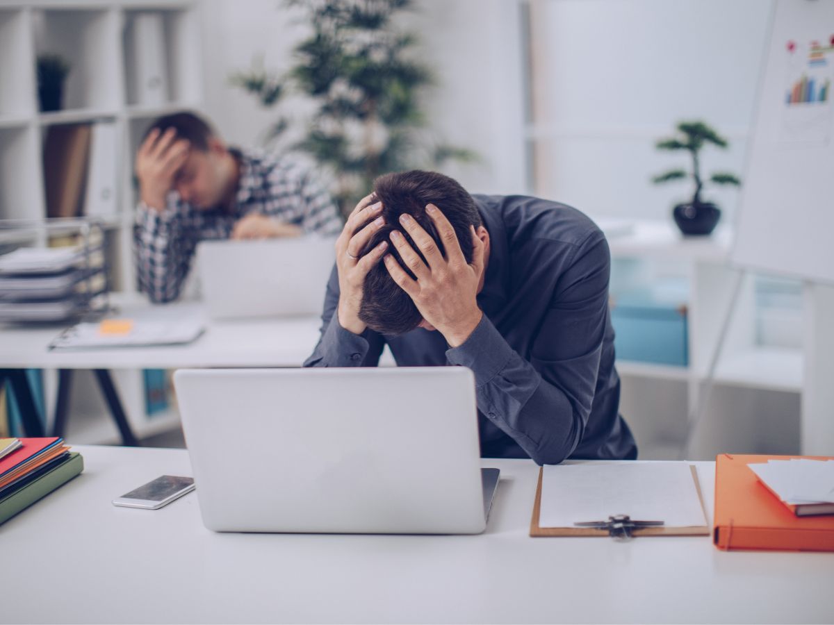 आपकी इन हरकतों की वजह से ऑफिस में बन जाते हैं कई दुश्मन, ना करें ऐसी गलतियां - office workplace ...